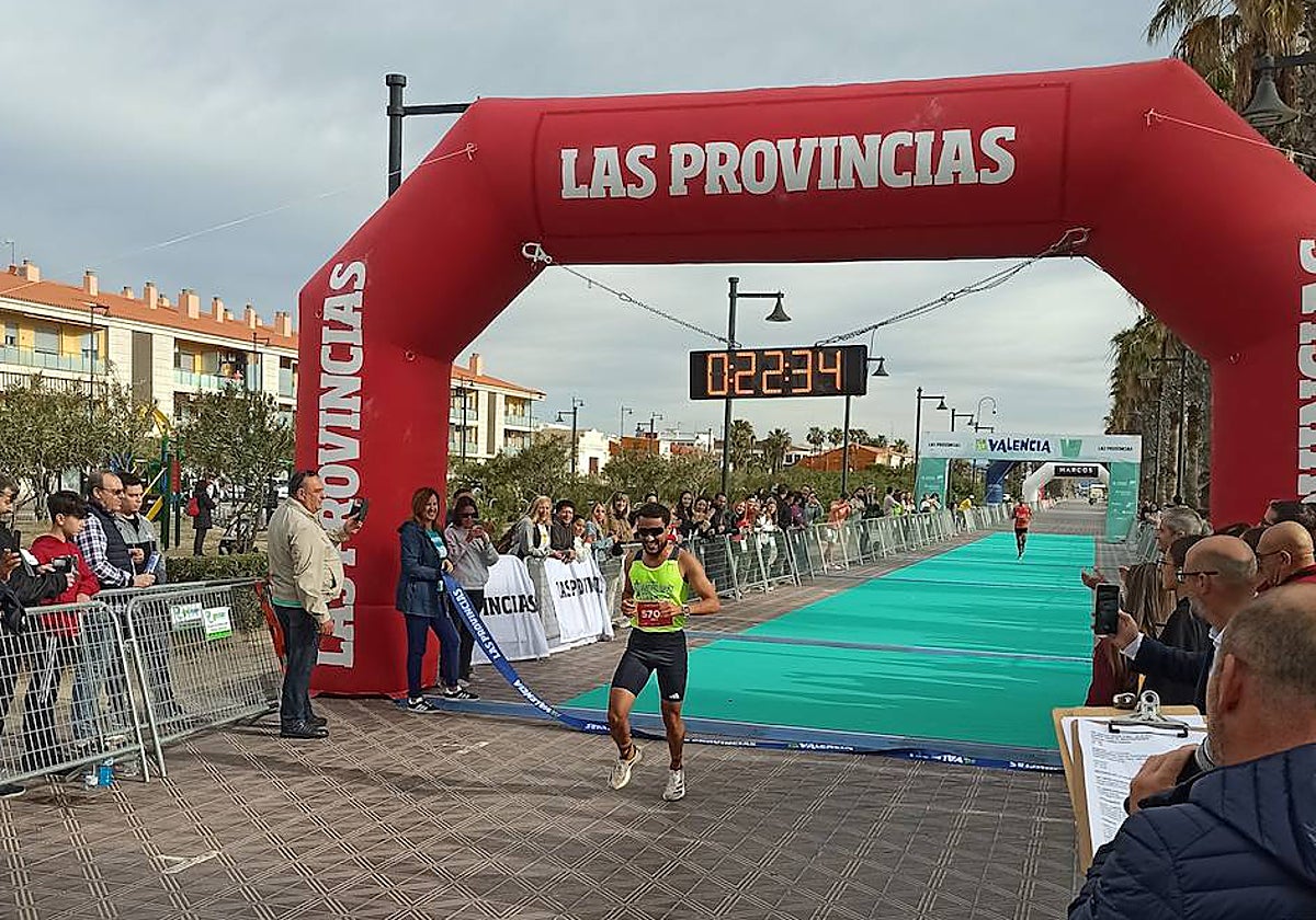 Abdelali Razyn vuelve a coronarse en la 7,5K Valencia Abierta al Mar 2024 | Las Provincias